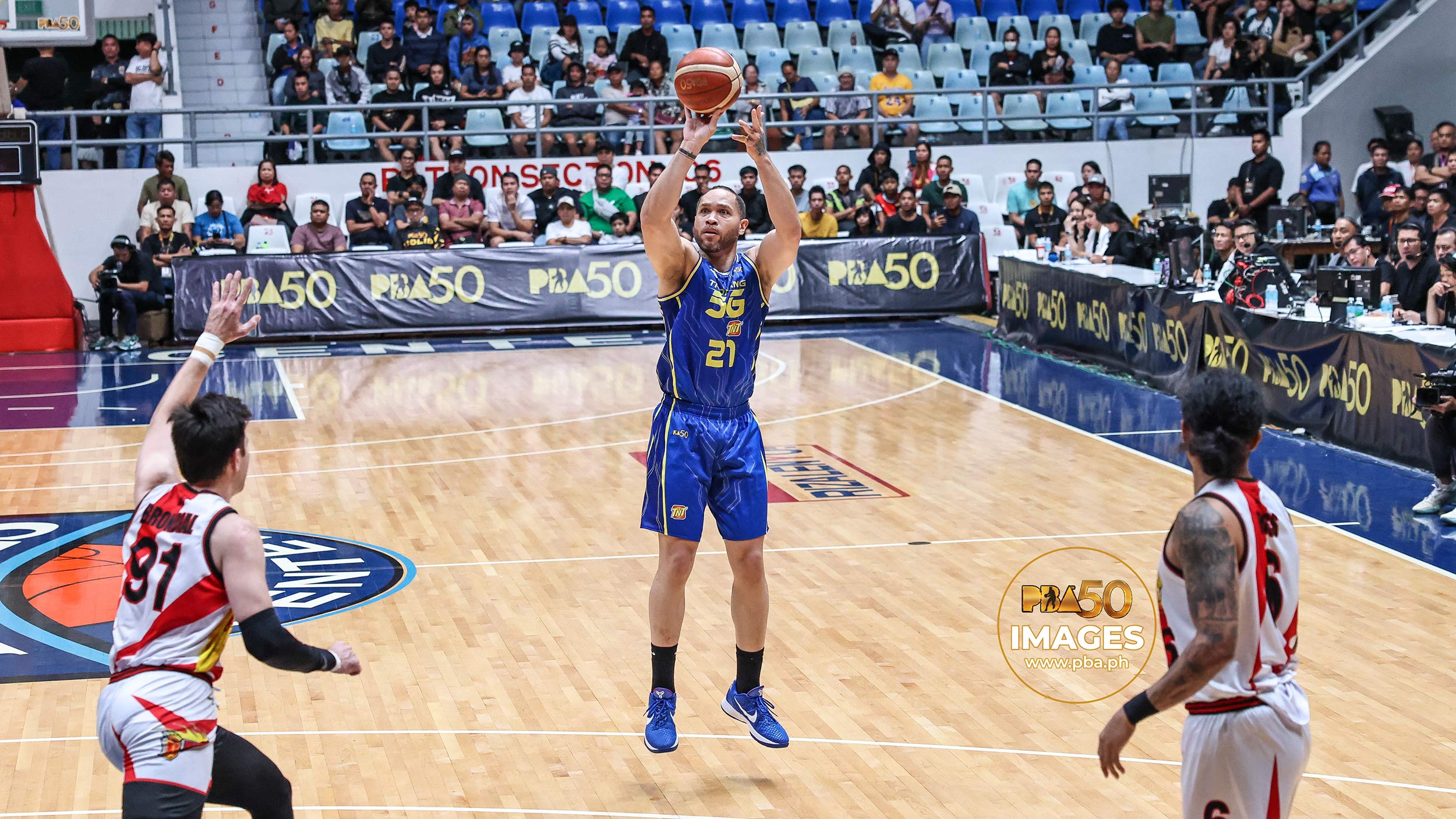AT THE HALF: TNT leads SMB 53-36 in Game 1 - Alta Sports | Alta Sports
